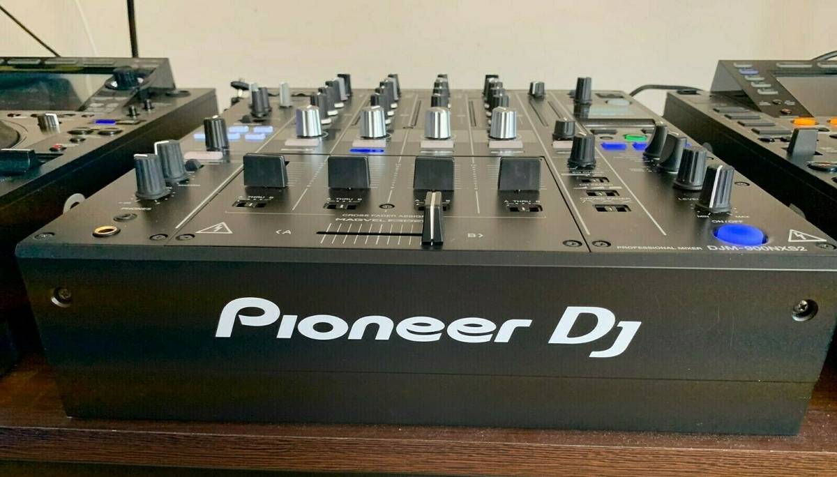 Preowned 2 x Pioneer CDJ 2000 NXS2 with DJM 900 NXS2 | Junk Mail