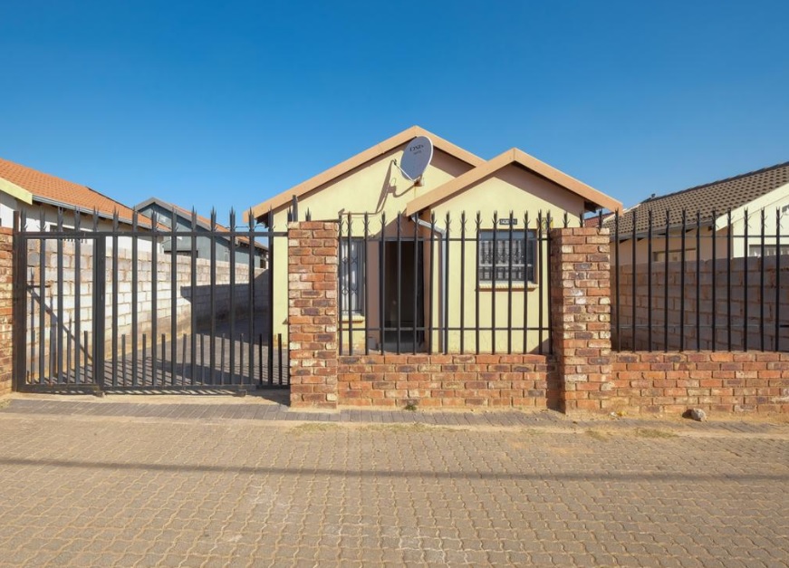 Lovely 2 Bedroom House to Rent in Fleurhof | Junk Mail
