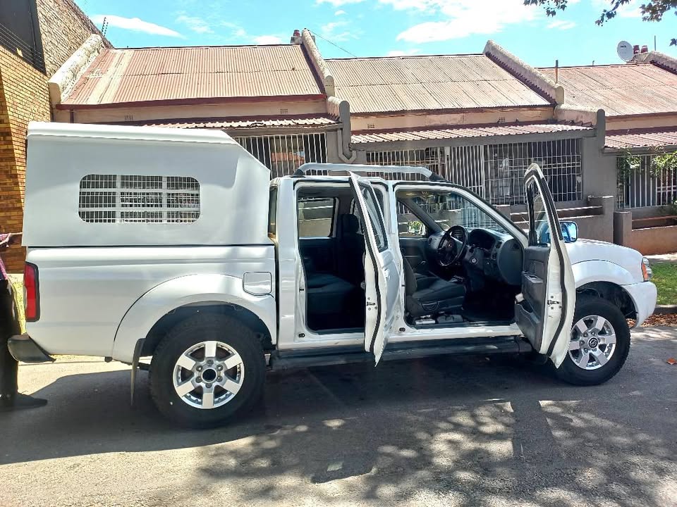 2019 NISSAN NP300 HARDBODY DOUBLE CAB 2.4 WITH CANOPY AND SERVICE BOOK ...