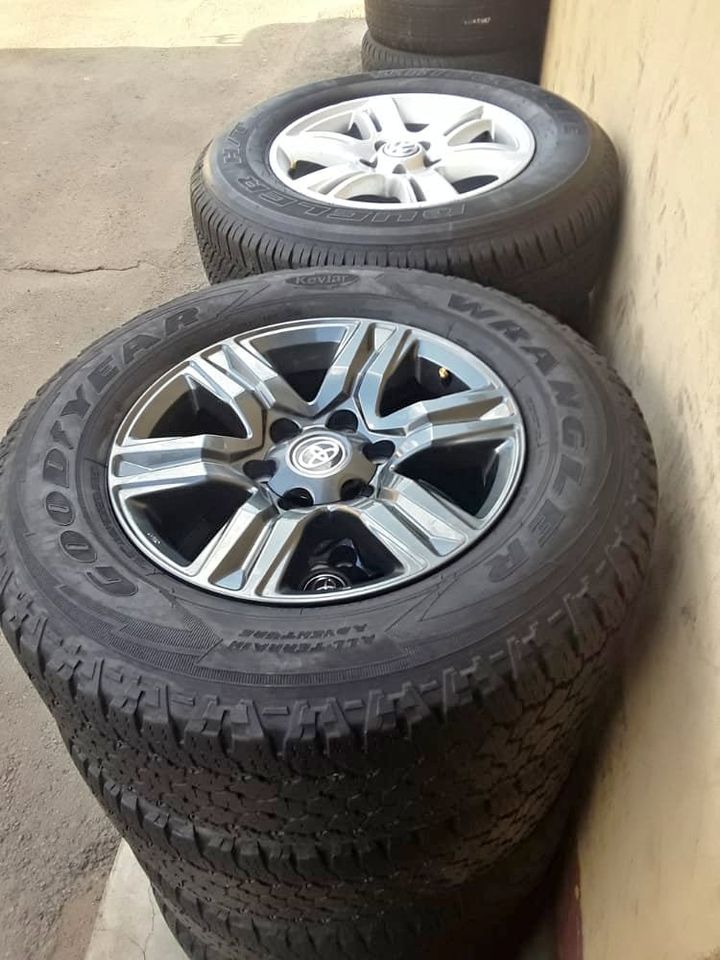 17" Toyota Hilux/Fortuner original mags with used 265/65/17 (60% treads ...