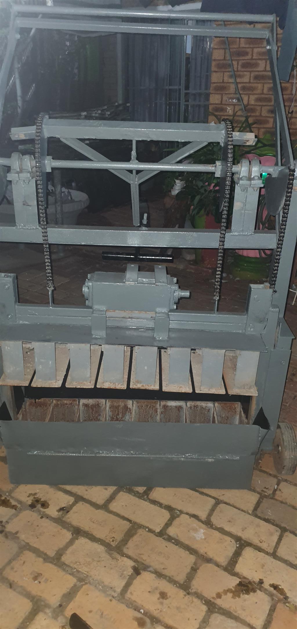 MAXI BRICK MACHINE- MANUAL 8 MOULD EGGLAYER | Junk Mail