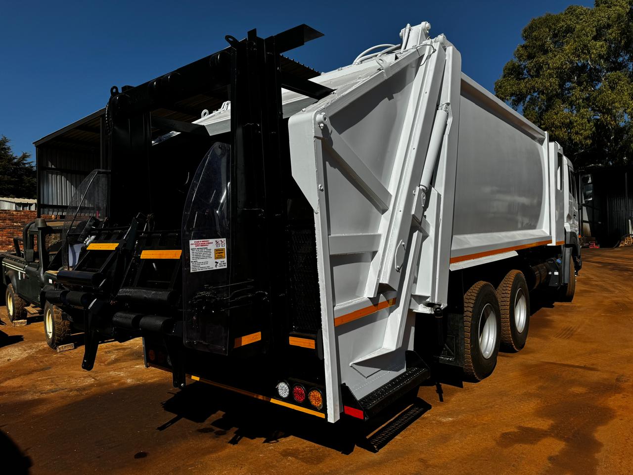 1x UD350 WITH 20 CUB TFM HC250 COMPACTOR WITH HIGH LEVEL LIFTERS | Junk ...