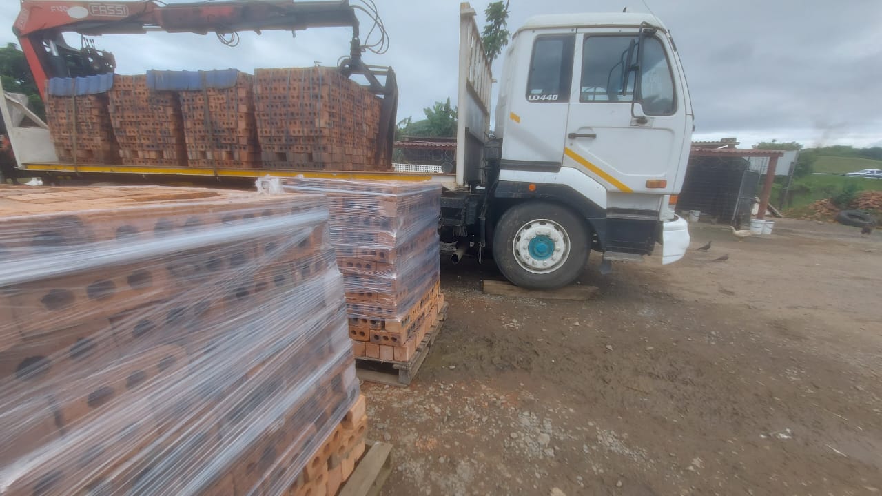 UD 440 Rigid Brick Crane Truck | Junk Mail Marketplace