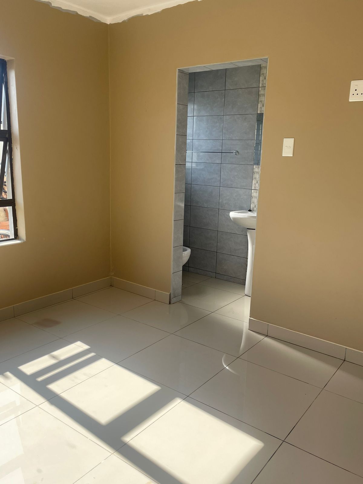 A bachelor room to rent | Junk Mail