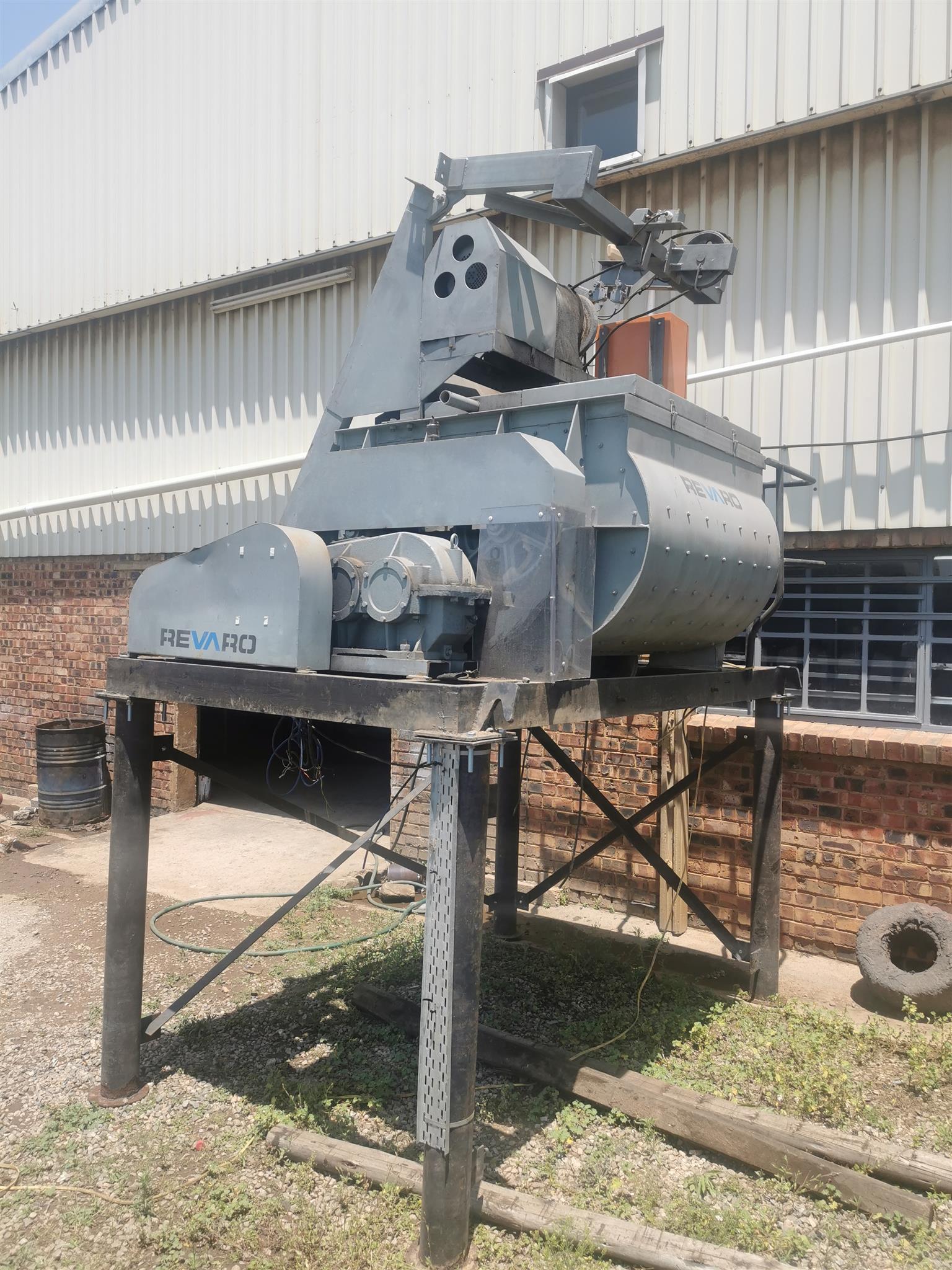 Revaro twinsharft 500 liter concrete mixer with skip, never mixed ...