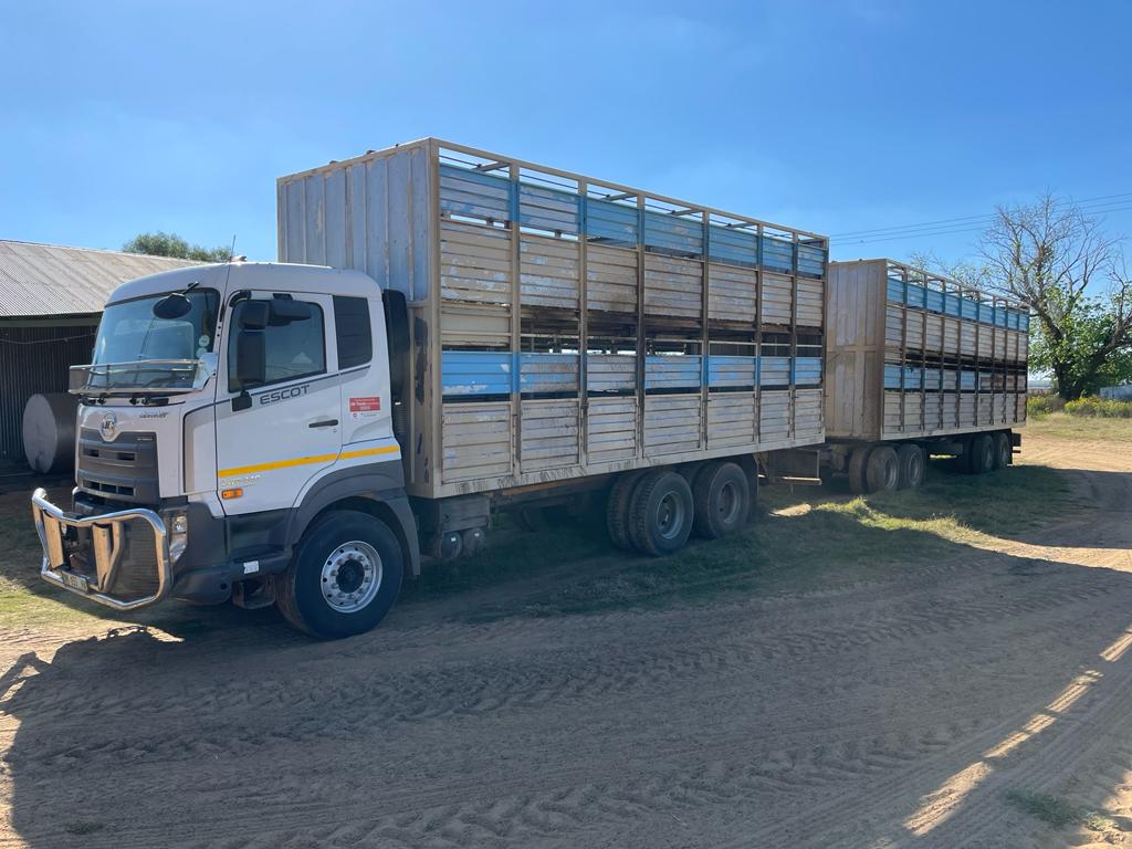 NISSAN CWE 440 CATLE TRUCK AND TRAILER COMBO 170 000KM Many other ...