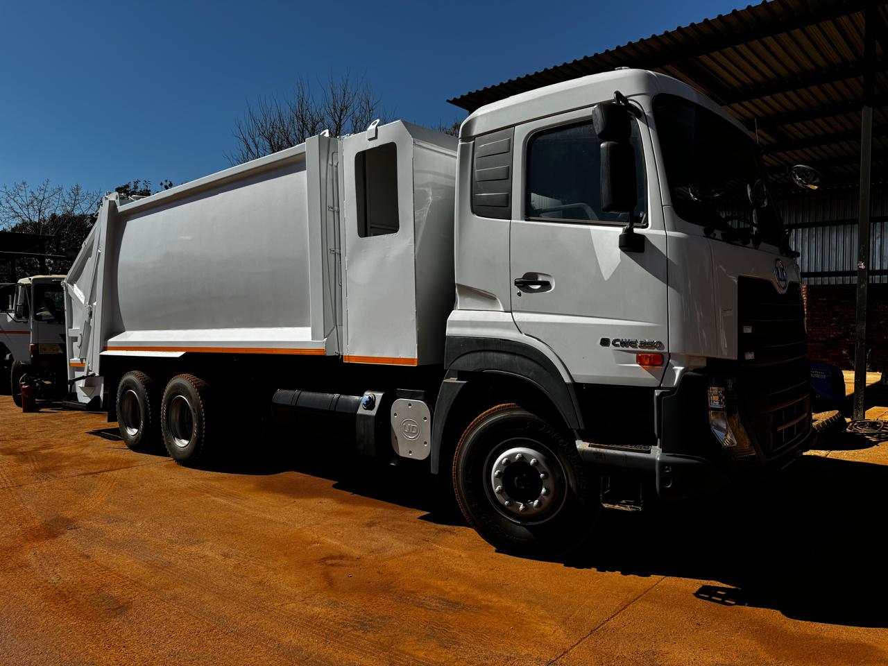 1x UD350 WITH 20 CUB TFM HC250 COMPACTOR WITH HIGH LEVEL LIFTERS | Junk ...