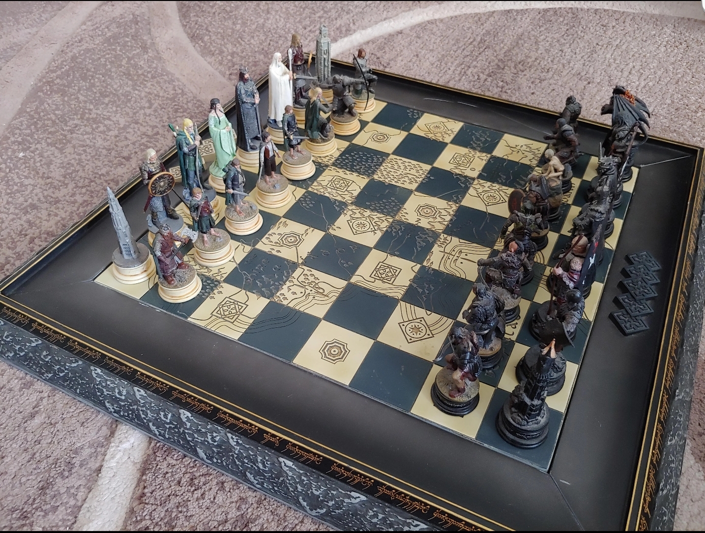 Lord of the rings chess board and set pieces | Junk Mail Marketplace