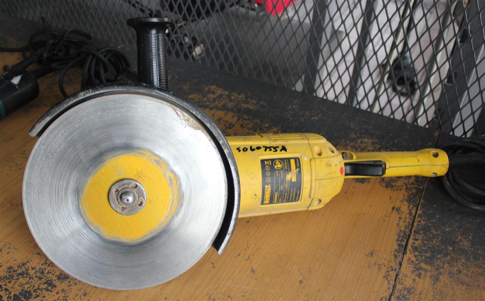 DEWALT DWE492 BIG GRINDER WITH DISK, COVER AND HANDLE S060755A | Junk ...