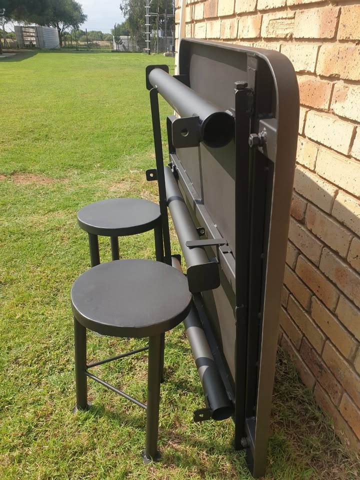 Staal skiet tafel met 2 opvoubare stoele vir gemaklike hantering EN ...