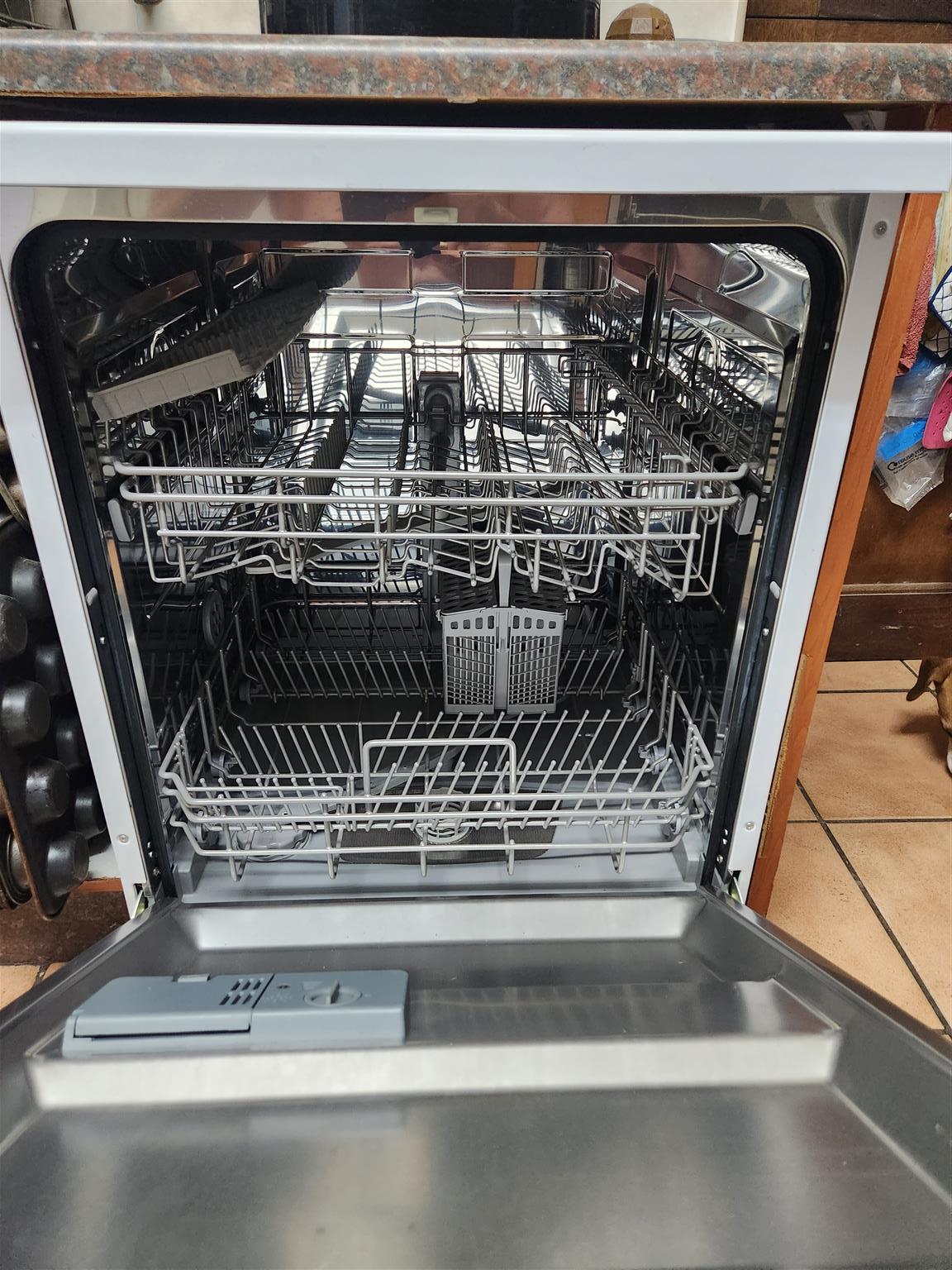 Midea dishwasher, 4 months old, like brand new | Junk Mail Marketplace