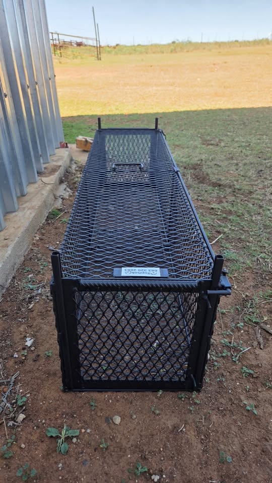 DUBBEL DEUR KLEINKAT VANGHOK. Geskik vir alle probleem diere by ...