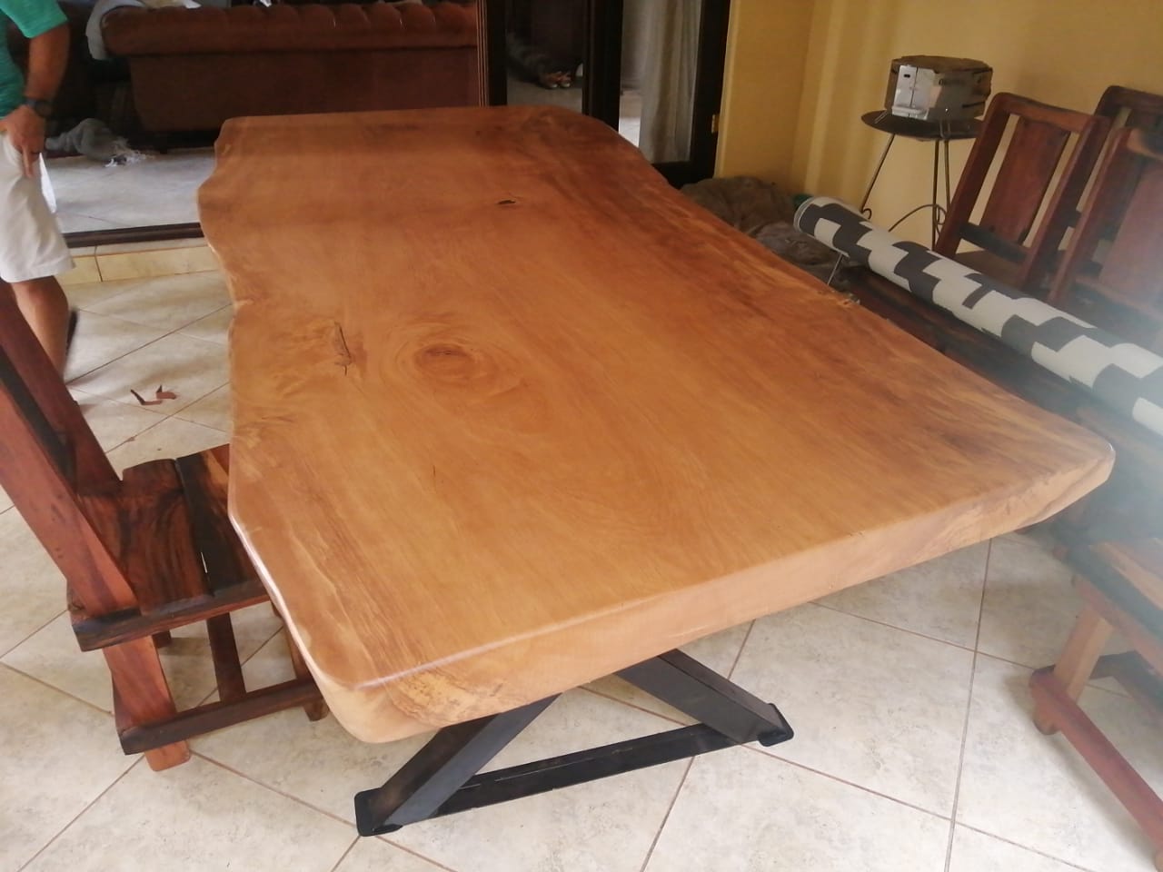 Live edge tafels met staal poot sonder stoele | Junk Mail Marketplace