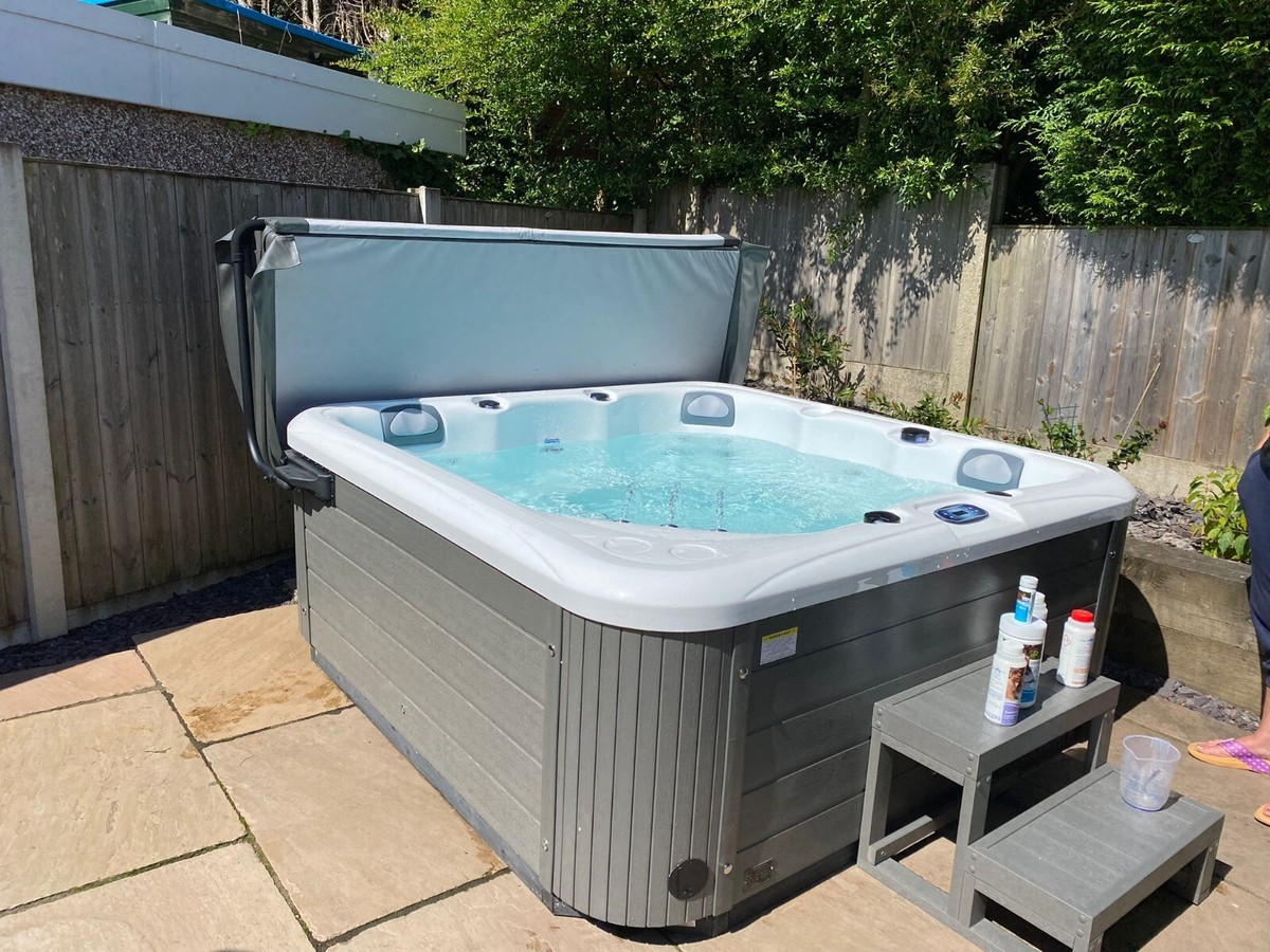 Jacuzzi Hot Tub J245 – Complete Set with Steps, Cover & Lifter | Junk ...