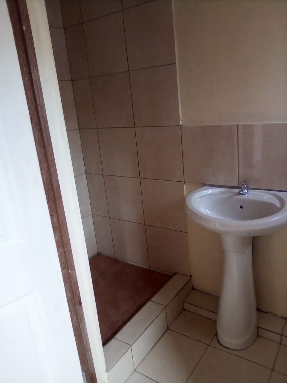 Bachelor Flat, Nazareth Pinetown. Ensuite Shower, Toilet, Kitchen Area ...