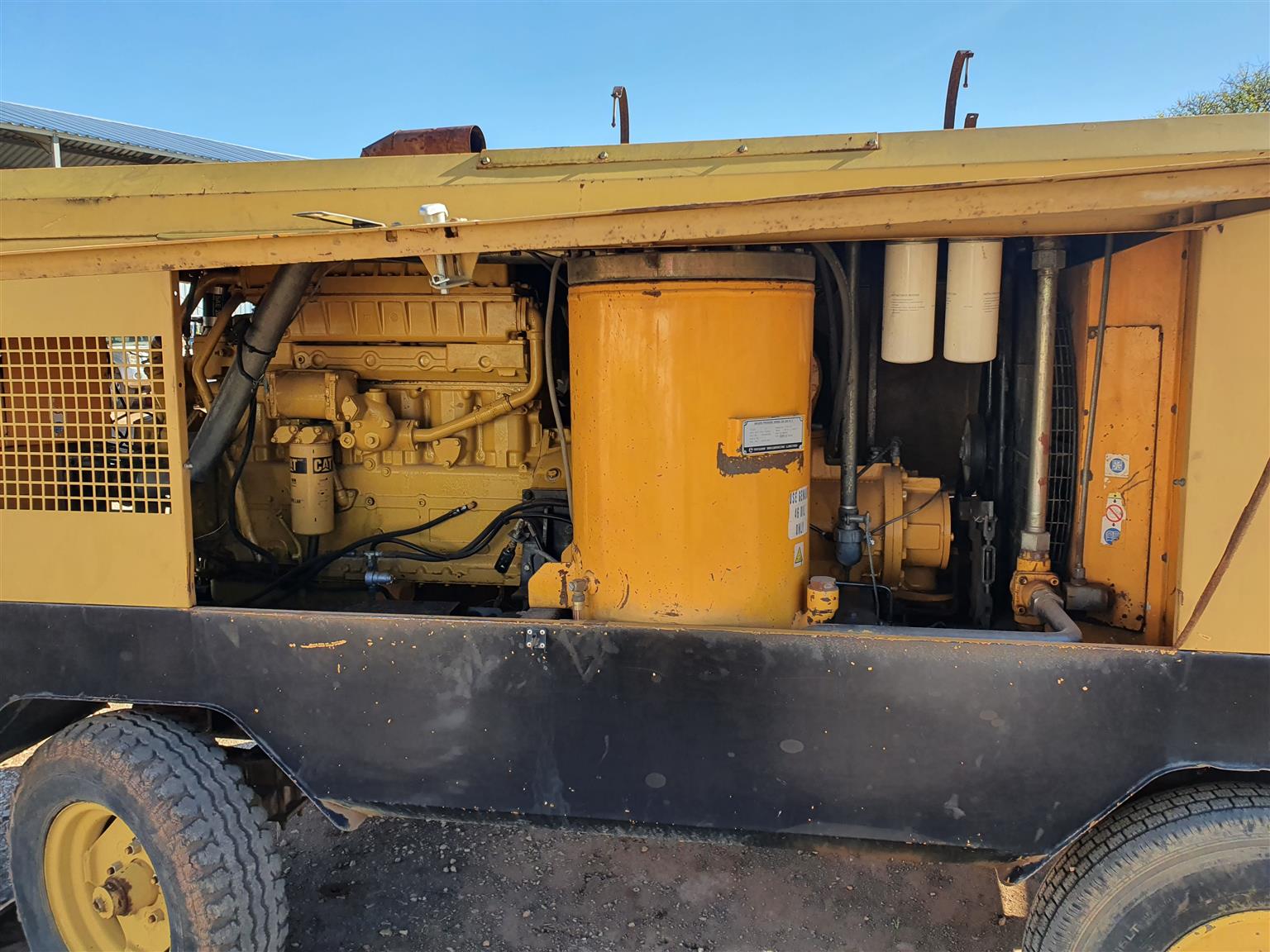 Ingersoll Rand 900 CFM 8.6 Bar mobile compressor with Caterpillar 3306 ...