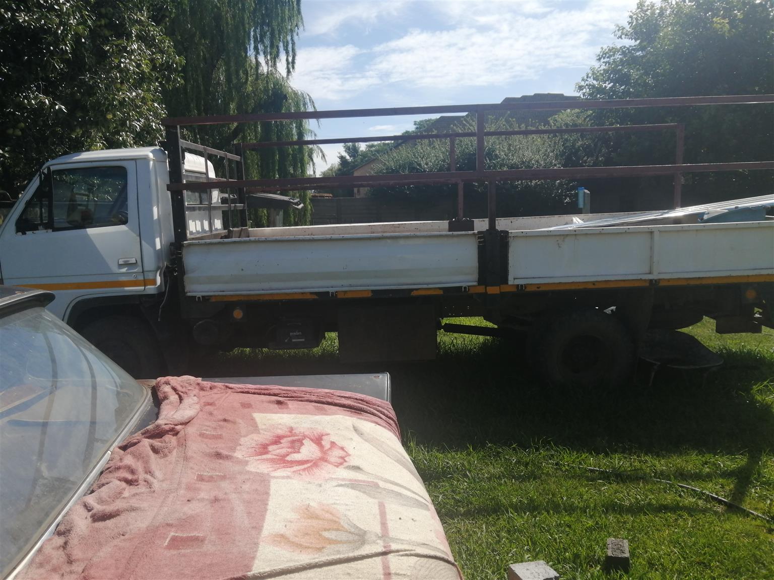 DRINGENDE VERKOPE Isuzu 4 ton met 5 meter bak 364 ADE turbo enjin Hy is ...