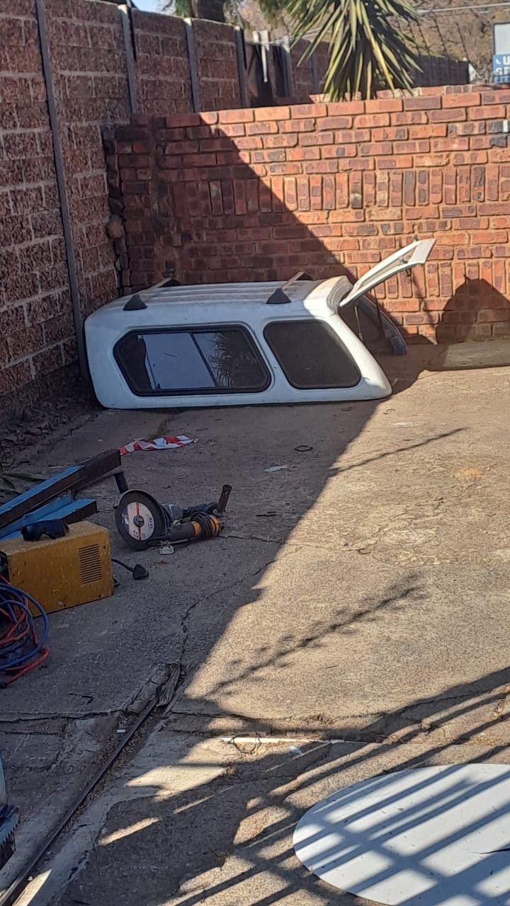 Second hand canopy for Fiat Strada 2010 model can fit small bakkies ...