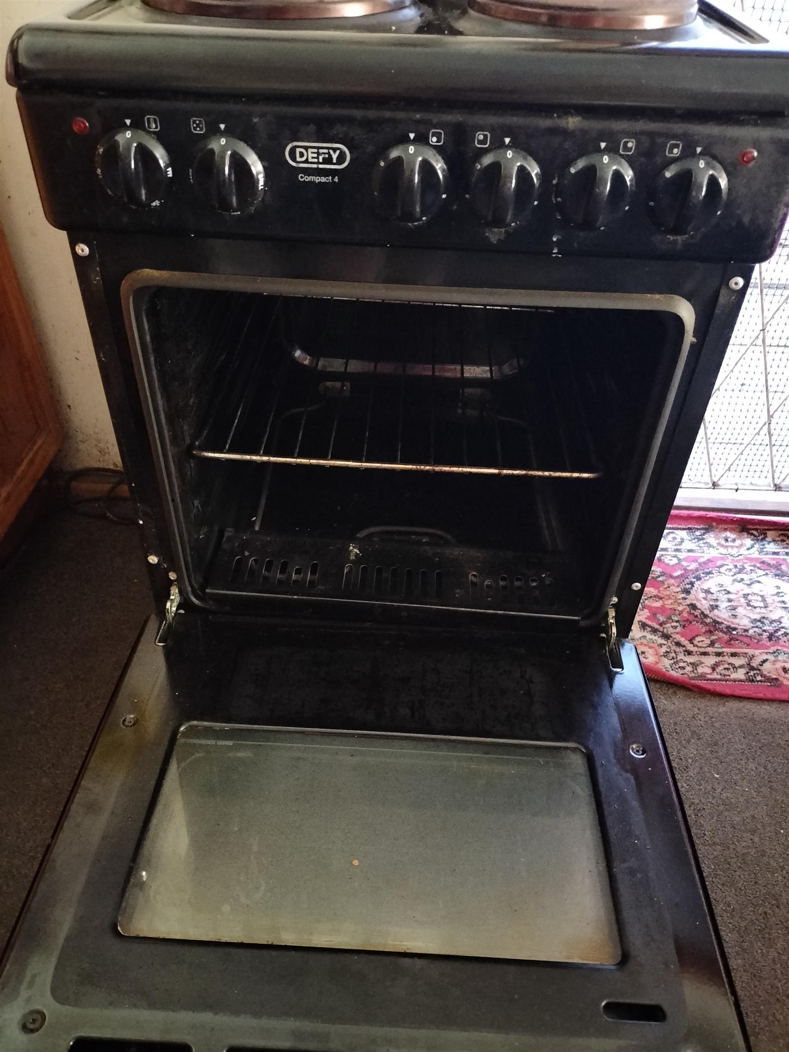 4 plate Defy stove model 521 compact | Junk Mail