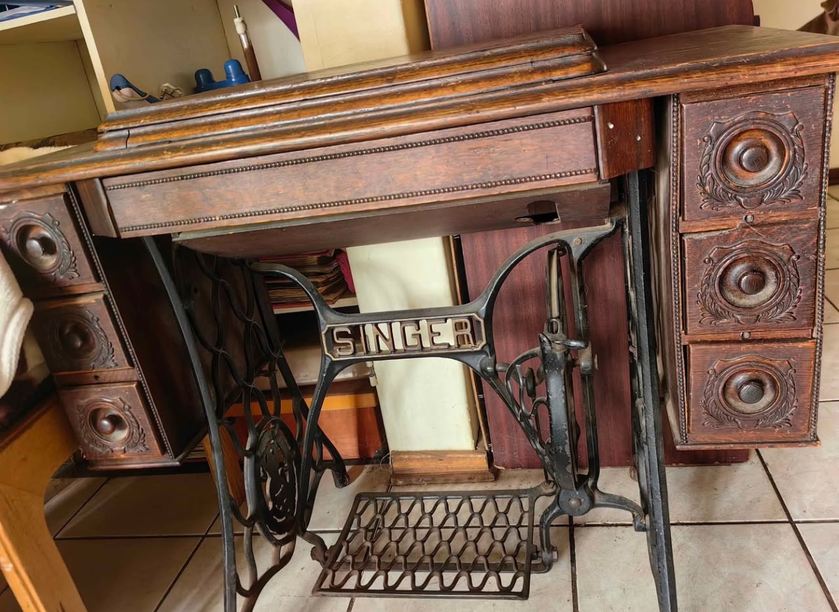 Antique Singer treadle sewing machine cabinet — dating from the early ...