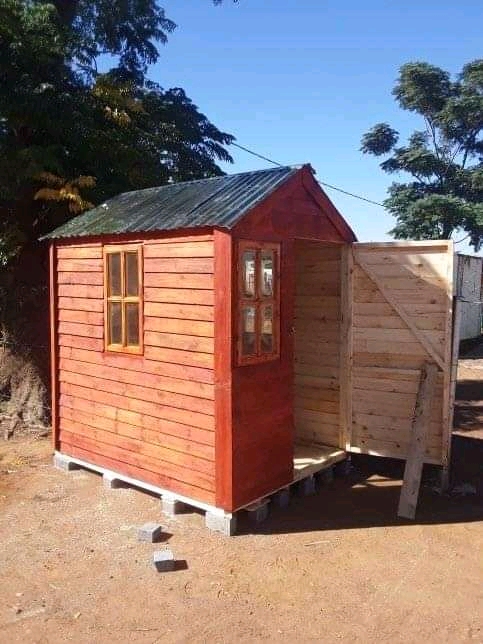 Louvre Wood Guardroom 2m by 2m | Junk Mail Marketplace