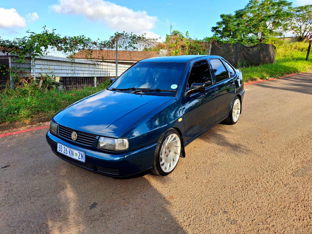 Polo classic 1,4 with 17 inch rims brand new tyres car is very neat for ...