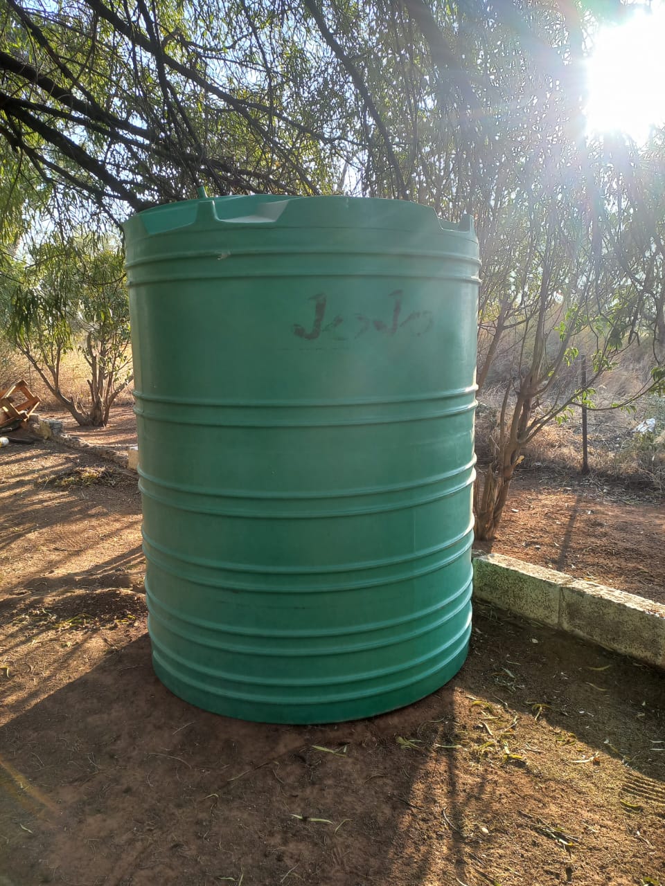 1x 2500lt yoyo water tank and 1x 100lt chemical/diesel tank for sale ...