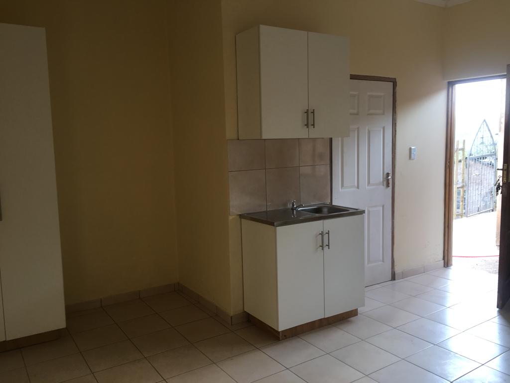 Bachelor Flat, Nazareth Pinetown. Ensuite Shower, Toilet, Kitchen Area ...