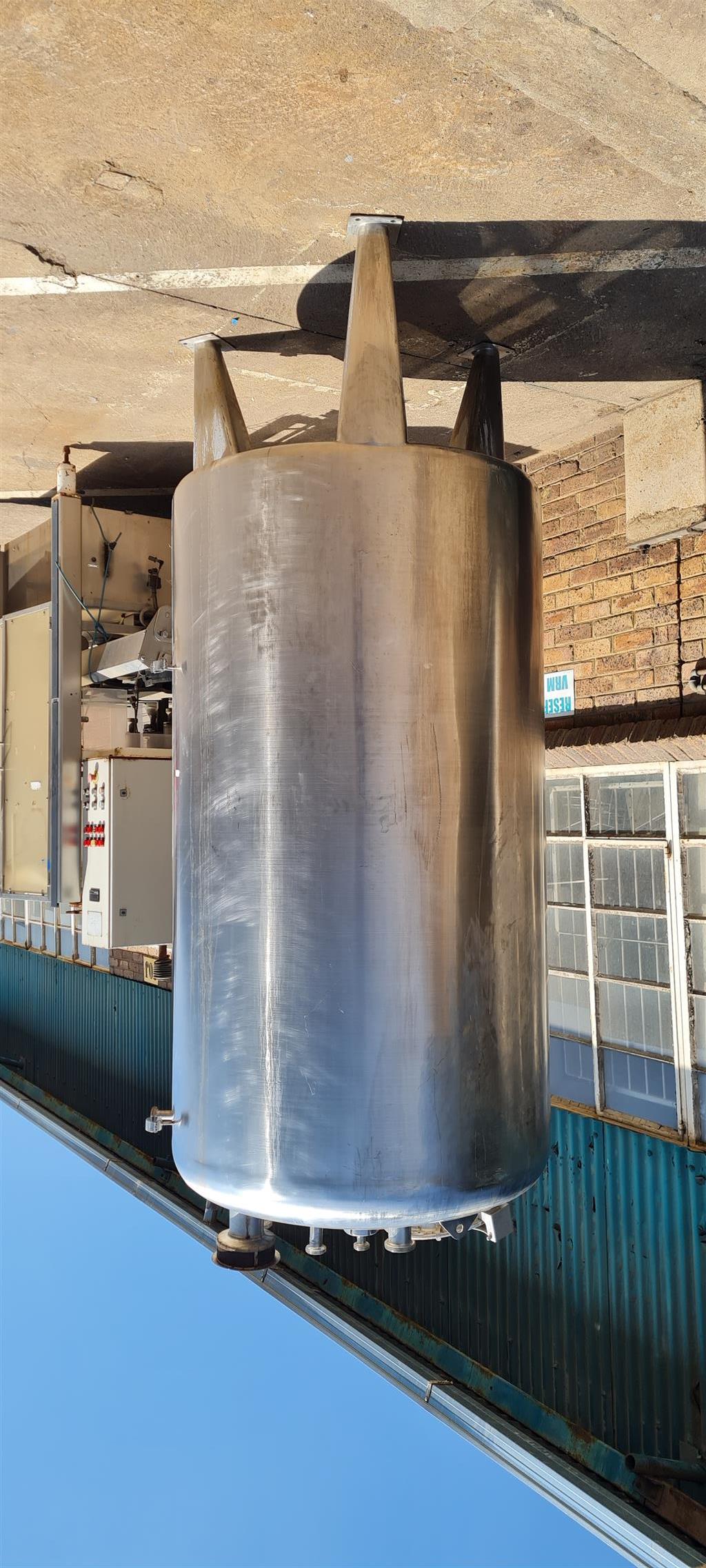 Stainless Steel Tank 2500L | Junk Mail