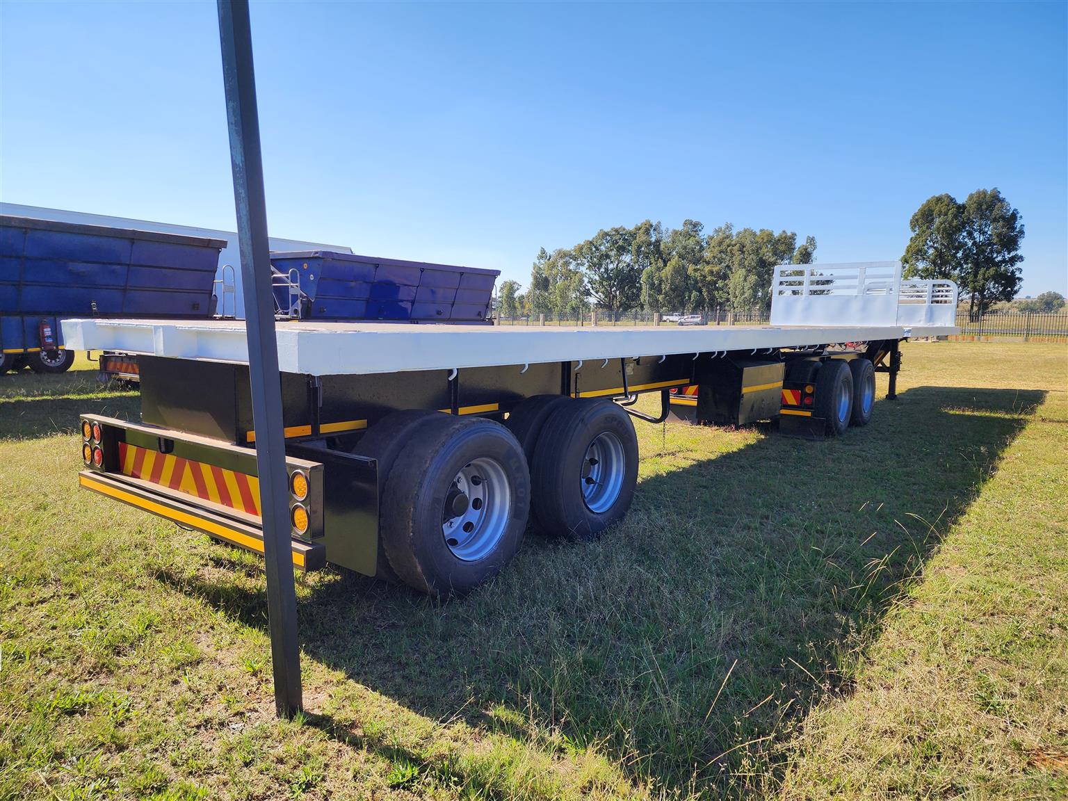 Henred Fruehauf Flat Deck Superlink Trailer | Junk Mail Marketplace