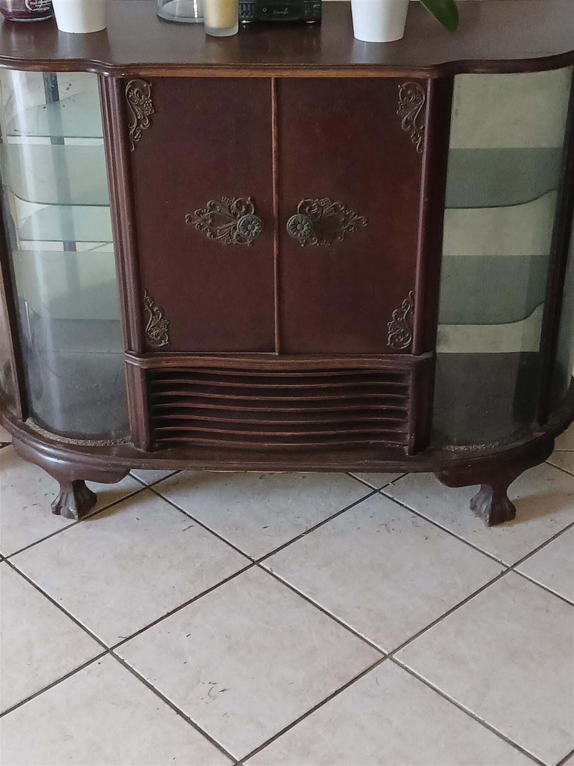 Antique Radio/record player/Display Cabinet | Junk Mail Marketplace