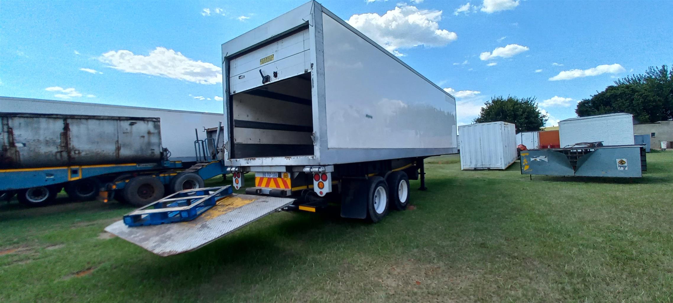2011 Serco Double-axle Reefer trailer with tail lift | Junk Mail