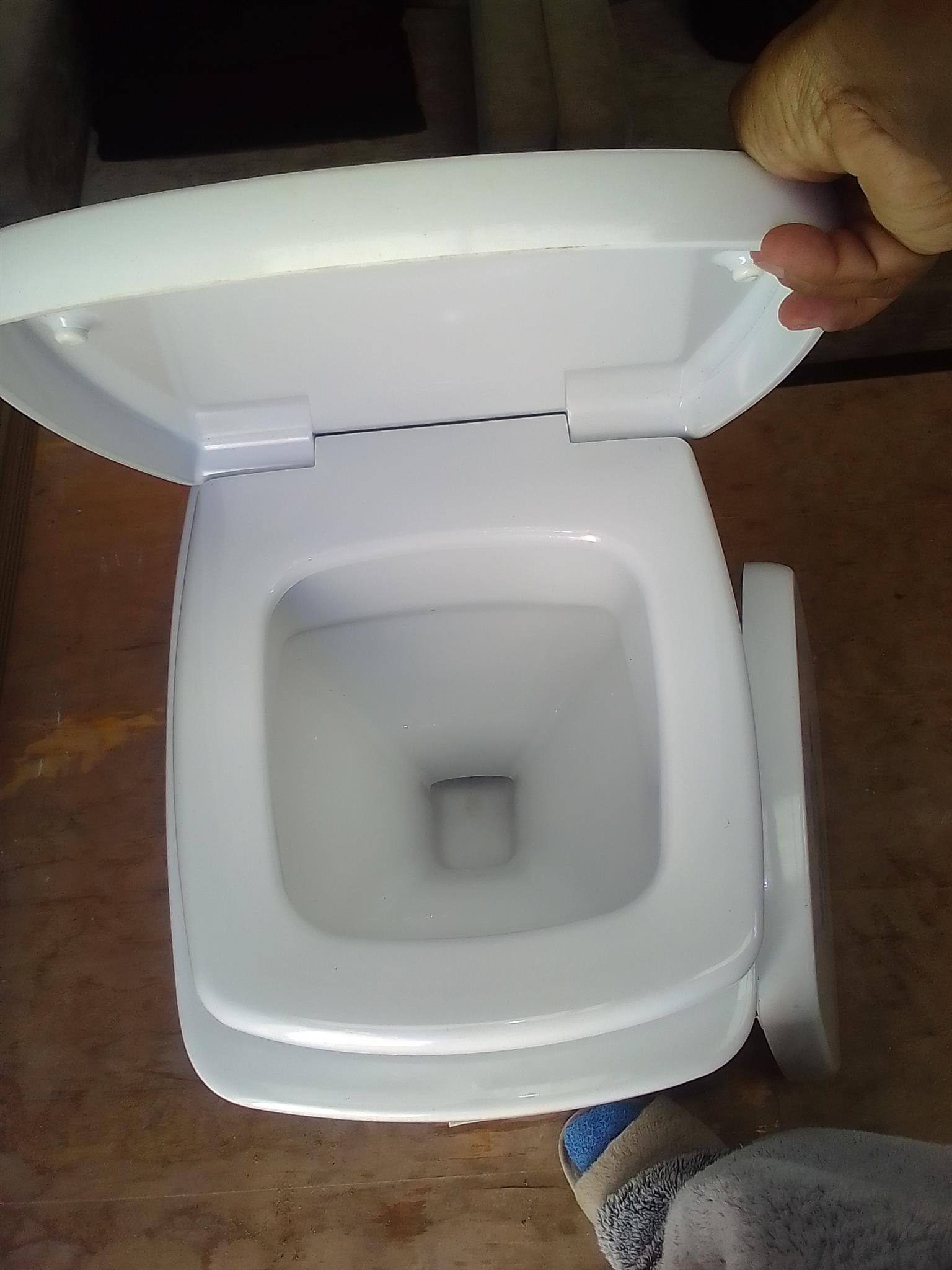 Wall hung toilet pot set. | Junk Mail