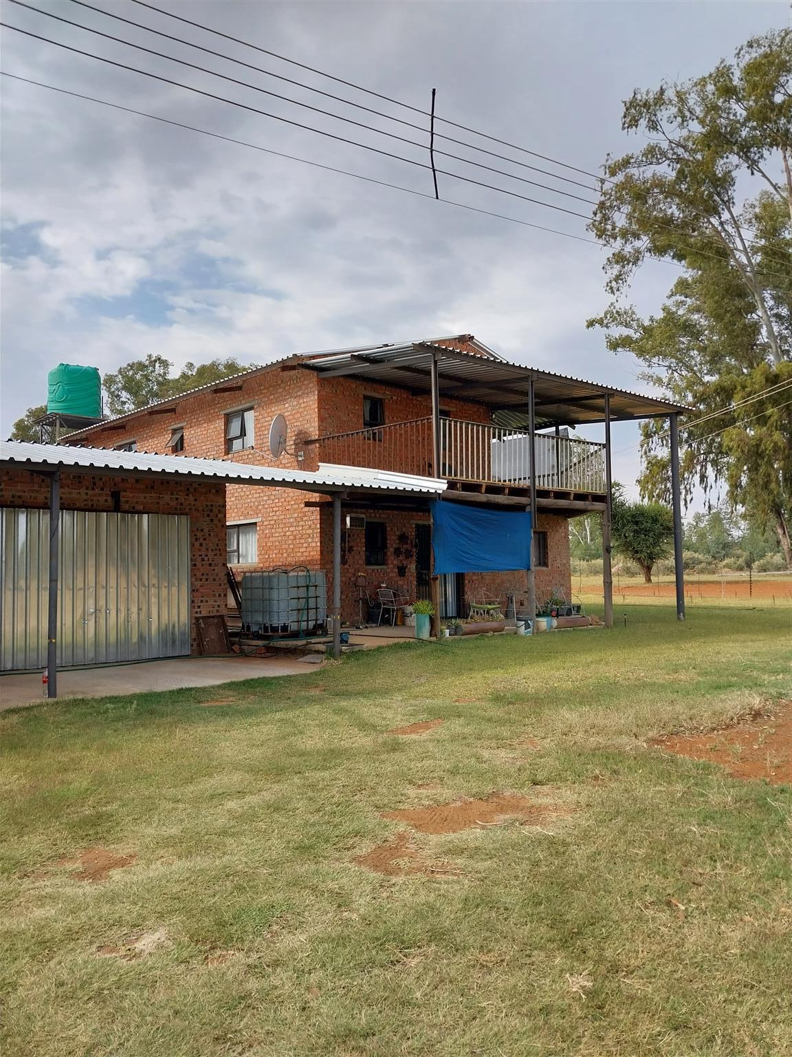 Small holdings. New house. 110 pecan trees. Electric fence 1.1 hect ...