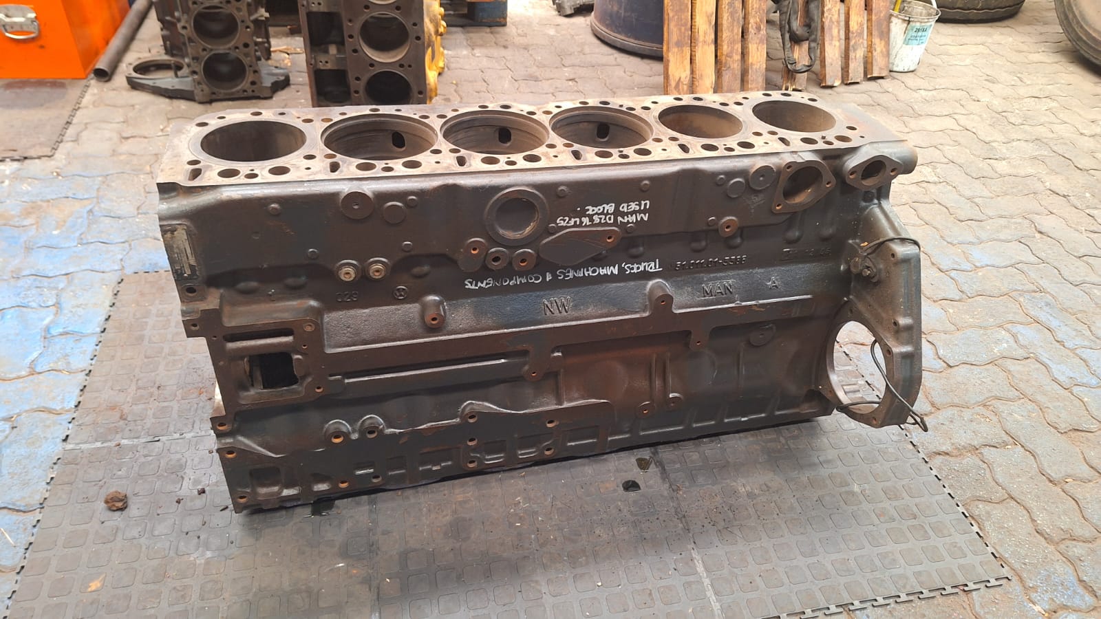 MAn D2876 LF25 Engine Block | Junk Mail Marketplace
