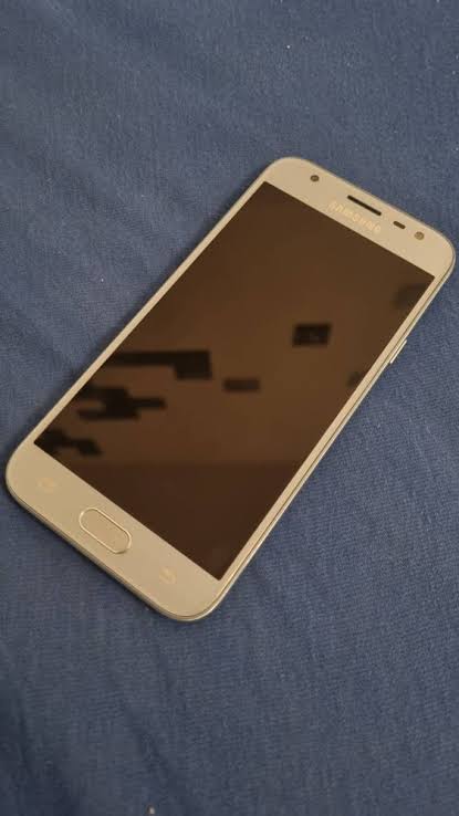 The cell phone is in good condition | Junk Mail Marketplace