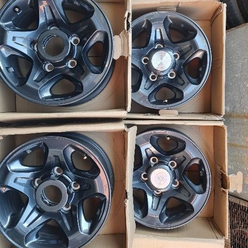 TOYOTA LAND CRUISER OEM 16INCH MAGS | Junk Mail Marketplace