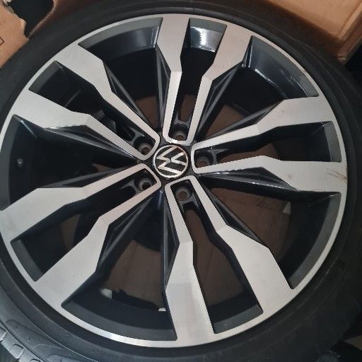 VW TIGUAN R LINE OEM 20IN SINGLE MAG AND TYRE | Junk Mail Marketplace