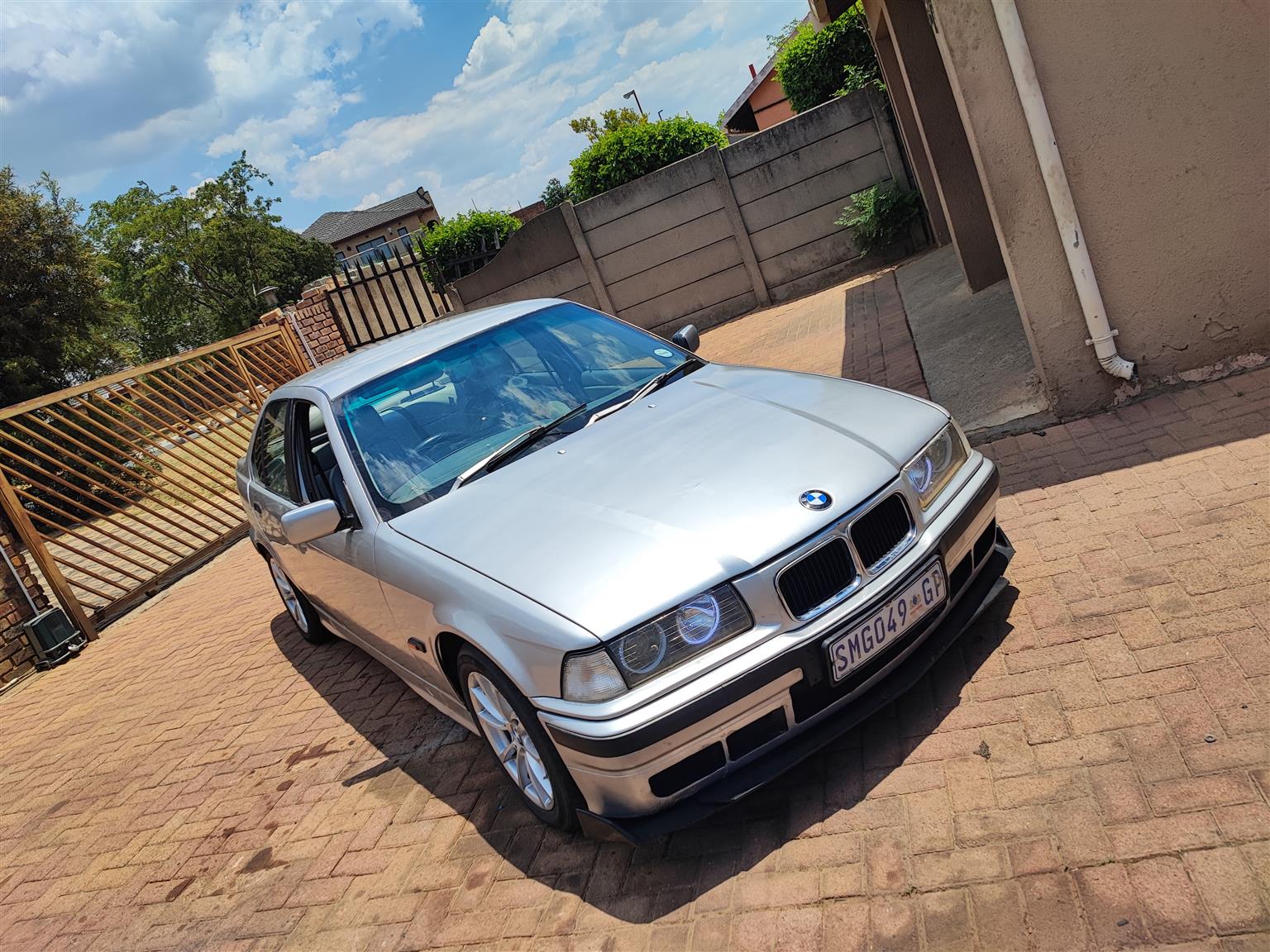 BMW 323i E36 Auto STRIPPING FOR SPARES OR SELLING COMPLETE | Junk Mail ...
