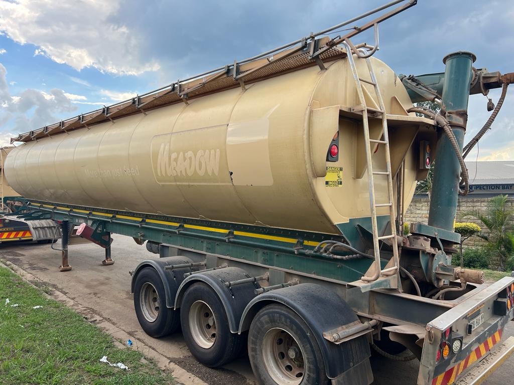 2011 Grw Auger Tanker 56cubes feed tanker ready to work | Junk Mail ...