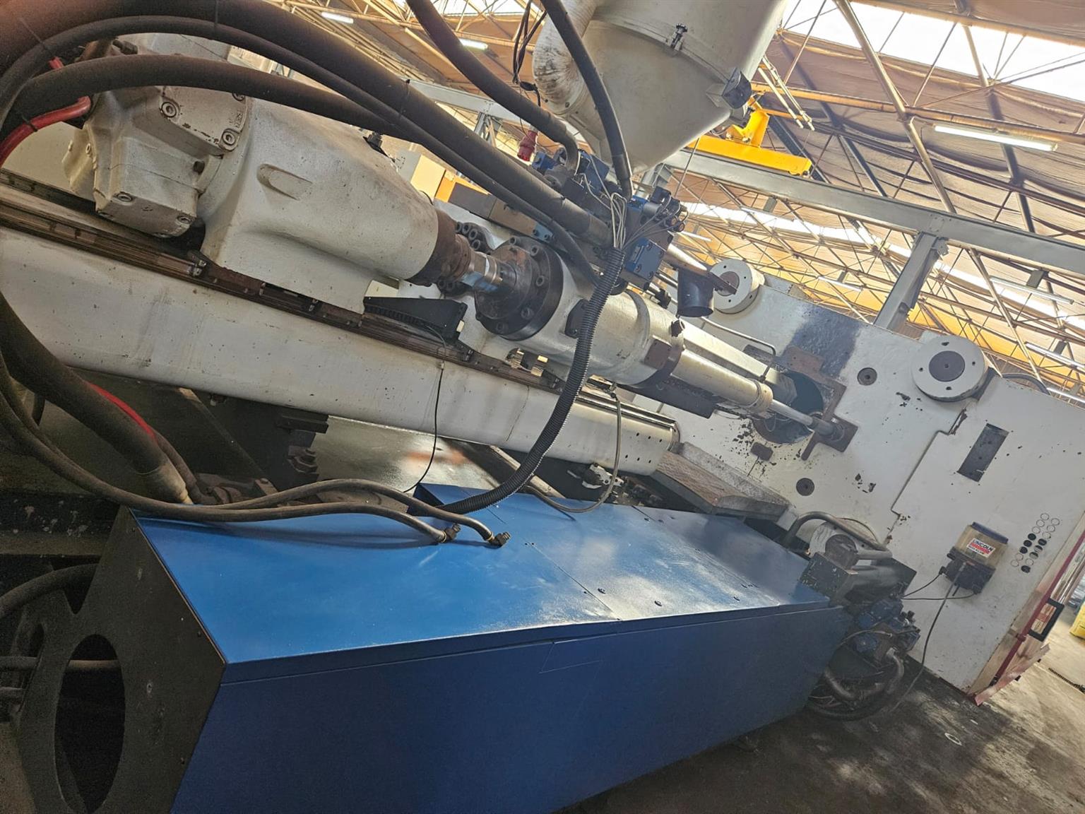 800 ton servo assisted Ferromatik Milacron injection moulding machine ...