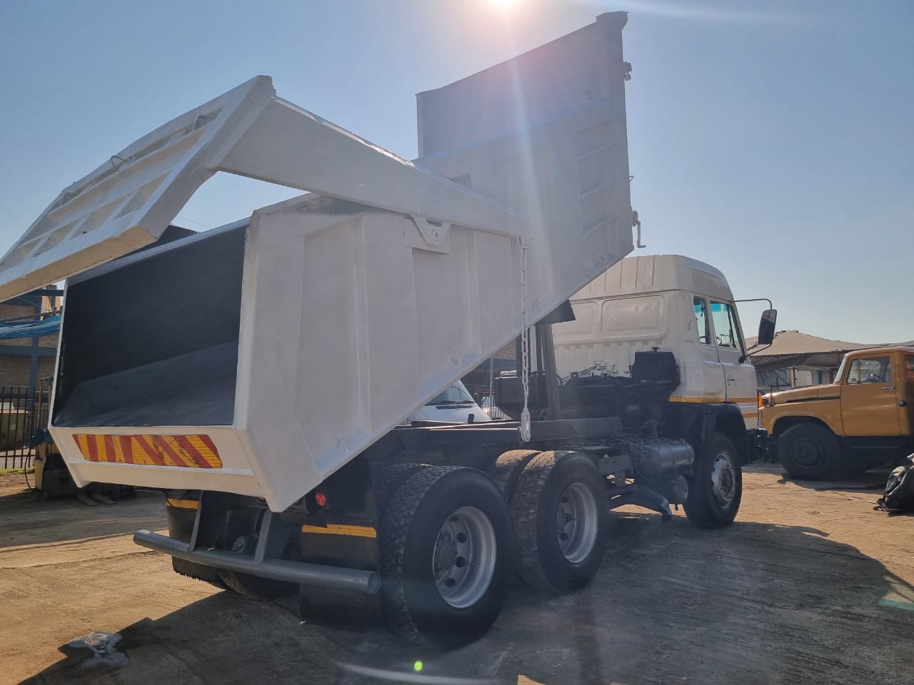 1995 TOYOTA HINO SUPER DOLPHIN 10 CUBE TIPPER | Junk Mail