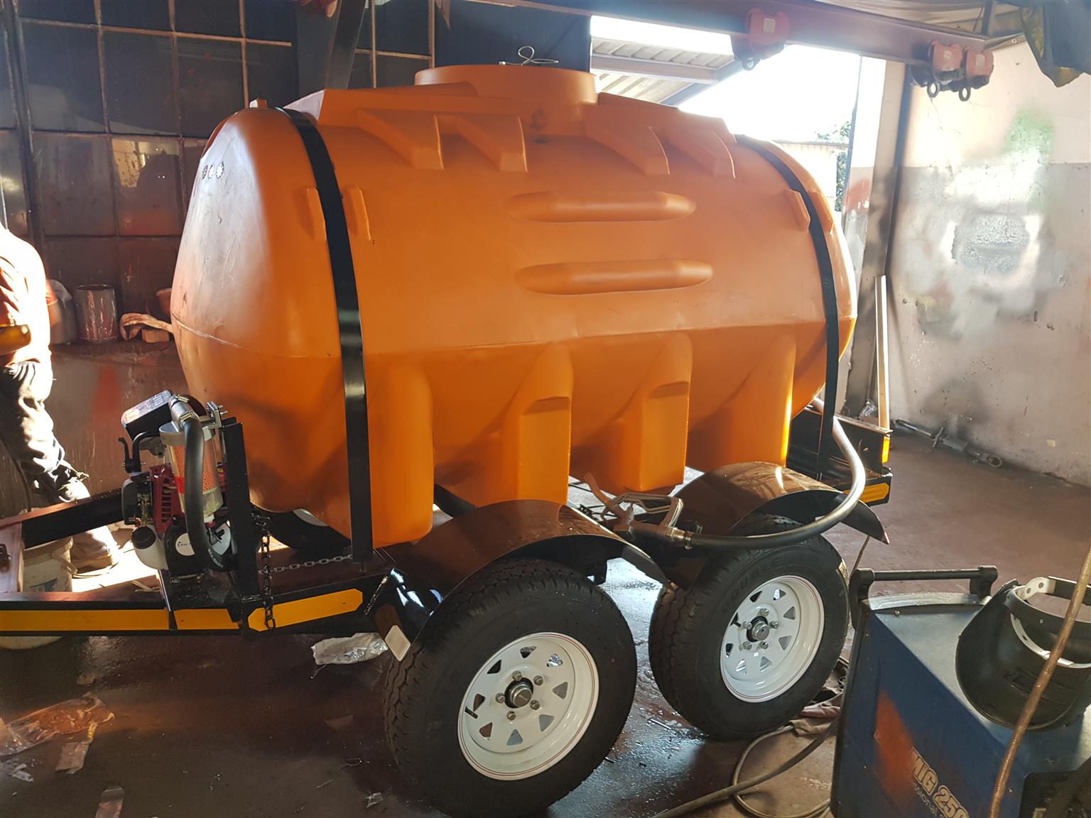 Tanker trailer 2500 liters Plastic | Junk Mail Marketplace