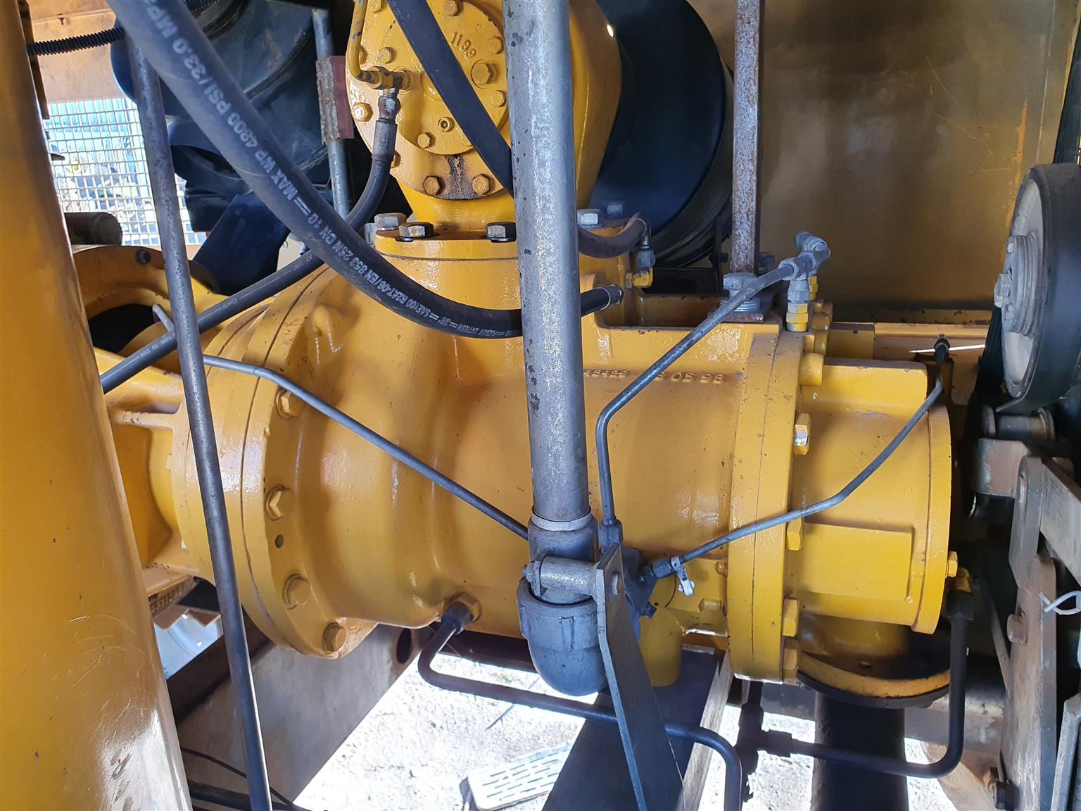 Ingersoll Rand 900 CFM 8.6 Bar mobile compressor with Caterpillar 3306 ...
