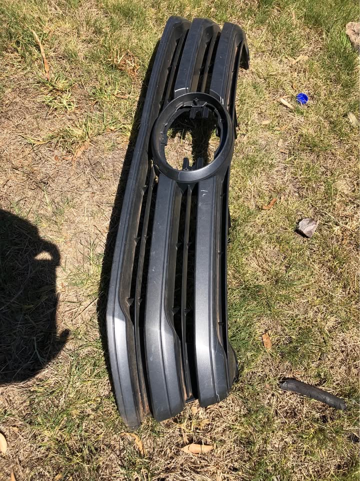 Toyota Hilux GD6 front Grill | Junk Mail Marketplace