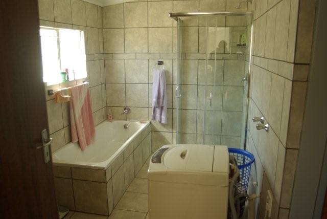 Baie netjiese ruim en modern tuinwoonstel (±90 m2) 1 Slaapkamer met ...