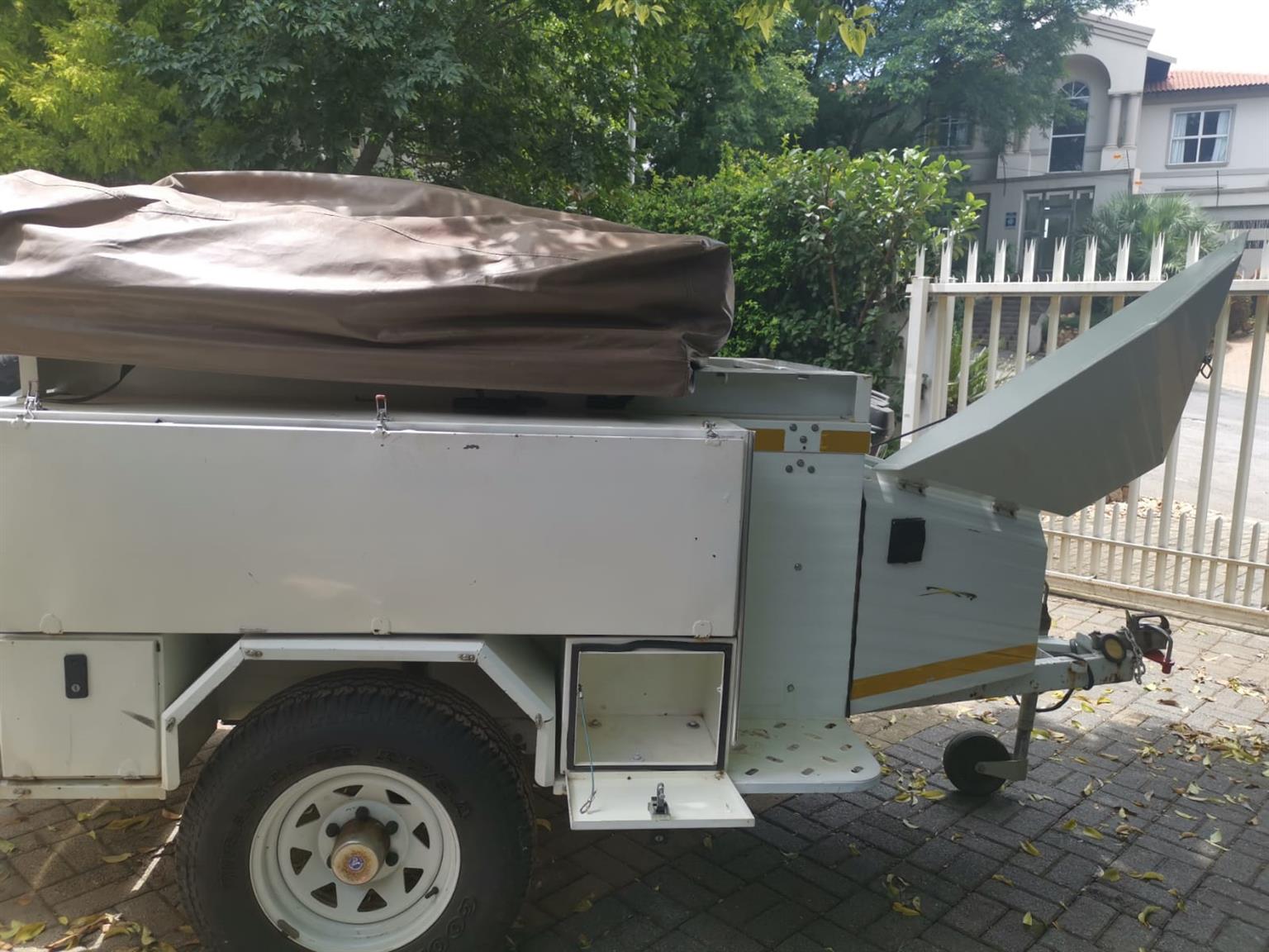 Challenger Bundu Basher camping 4x4 trailer with family tent | Junk ...