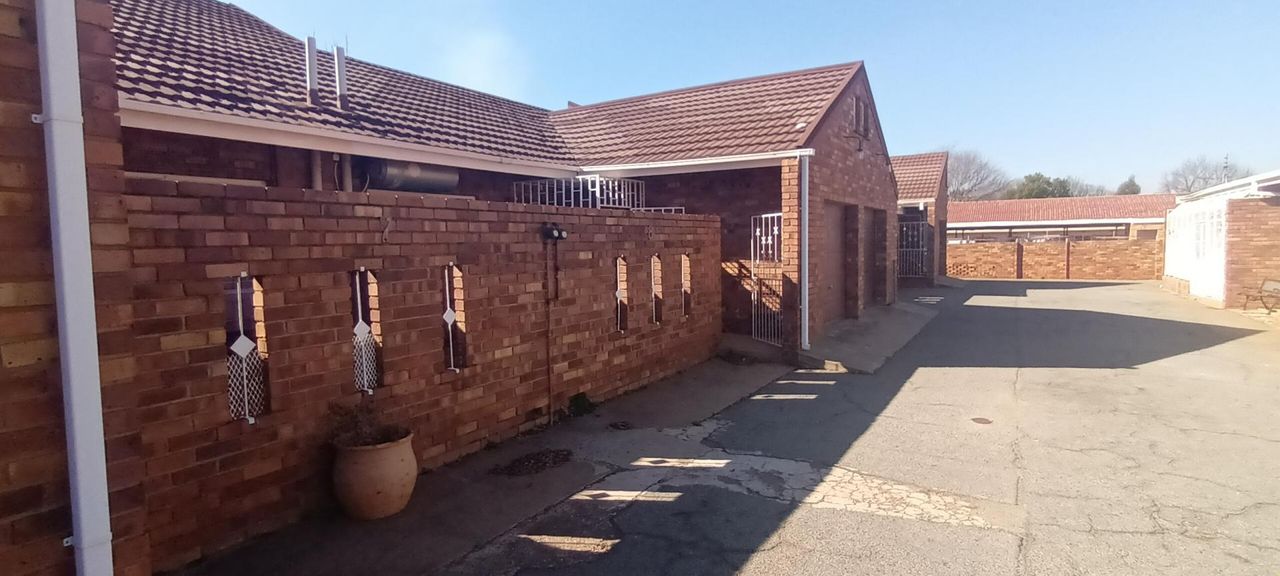 Re-advertised two bedroom townhouse for rent at Lahoff, Klersdorp ...