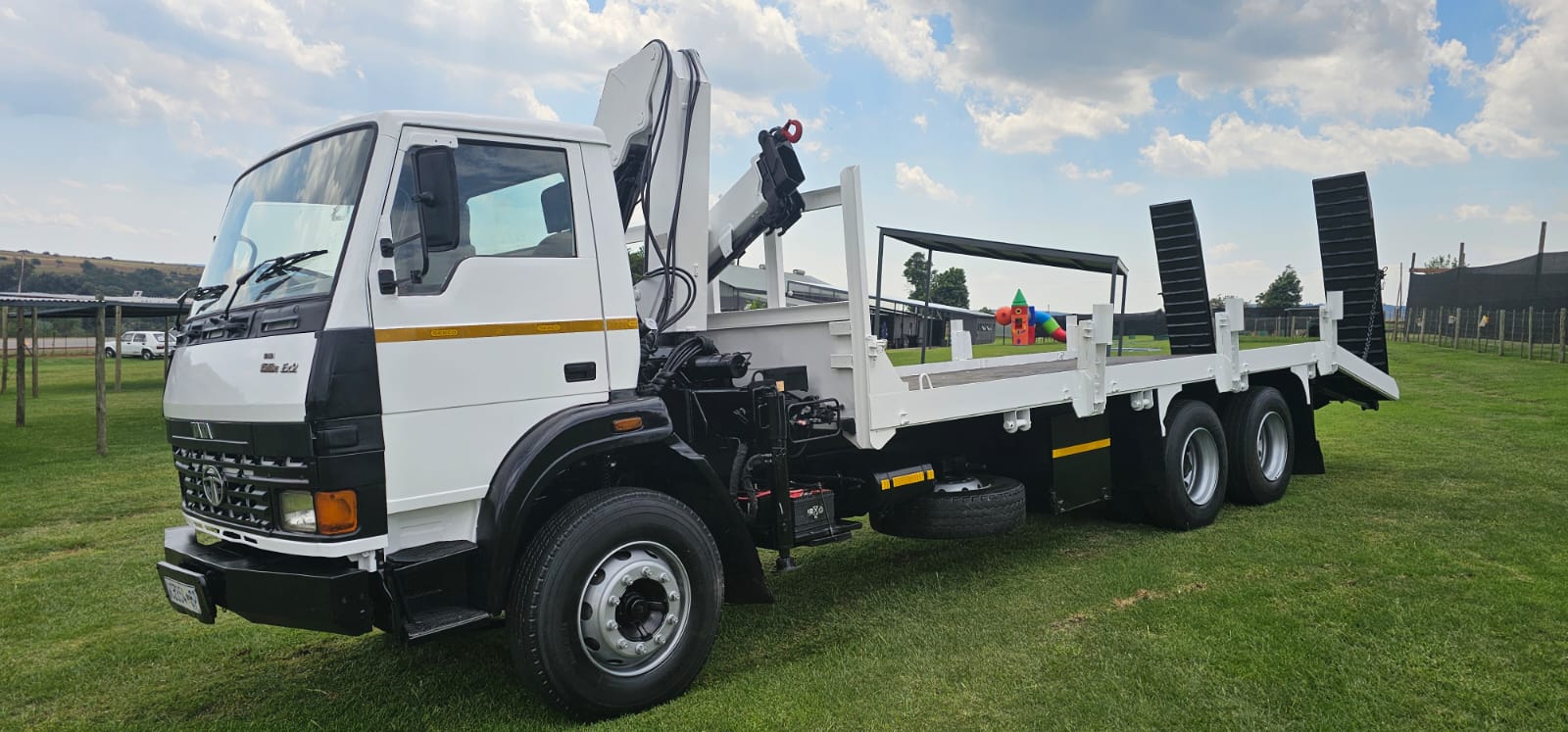 2007 Tata 1518 LPT 12 tonner with crane and hydraulic ramps | Junk Mail ...