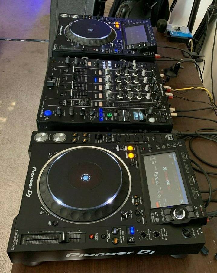 Preowned 2 x Pioneer CDJ 2000 NXS2 with DJM 900 NXS2 | Junk Mail